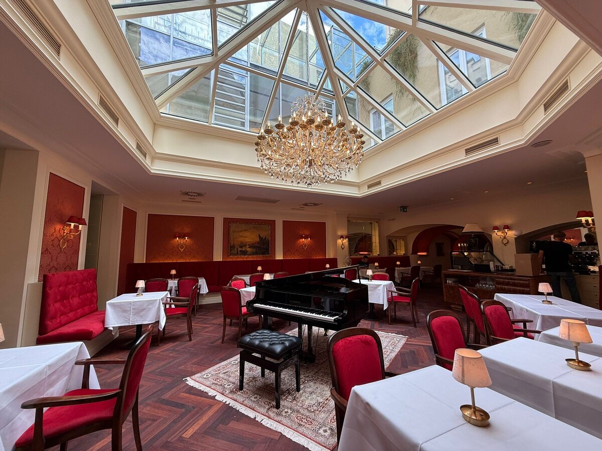 Elegantes Cafes Zum Fruhstucken In Der Nahe Bilder