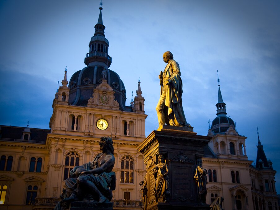 Hauptplatz (main square) and Town Hall | Sightseeing in Graz